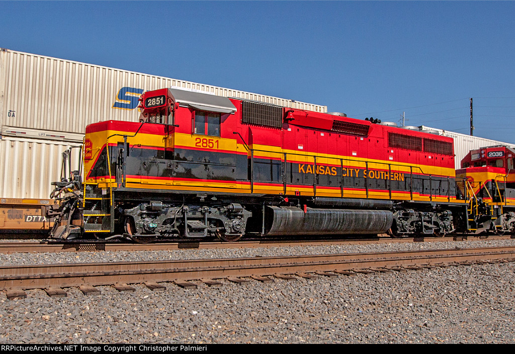 KCS 2851 Leads the Bossier Turn
